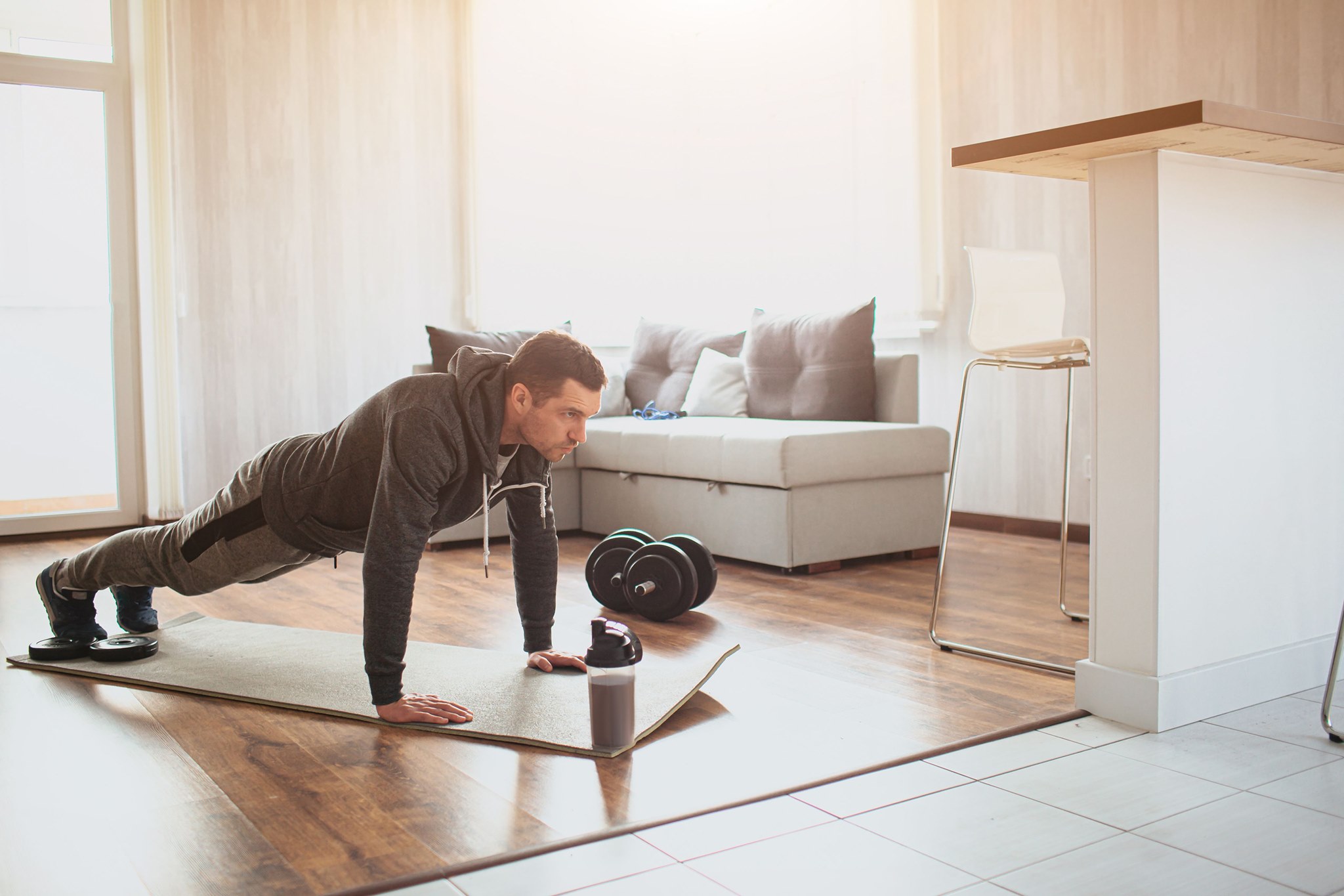 6 façons de s'entraîner efficacement à la maison - FIT BODY